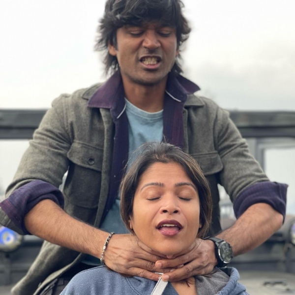 அண்ணி கழுத்தைப் பிடித்து நெறிக்கும் தனுஷ்.. கீதாஞ்சலி செல்வராகவன் ...