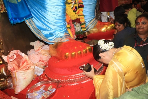 Kajol visit Lalbaugcha Raja For Ganpati Darshan