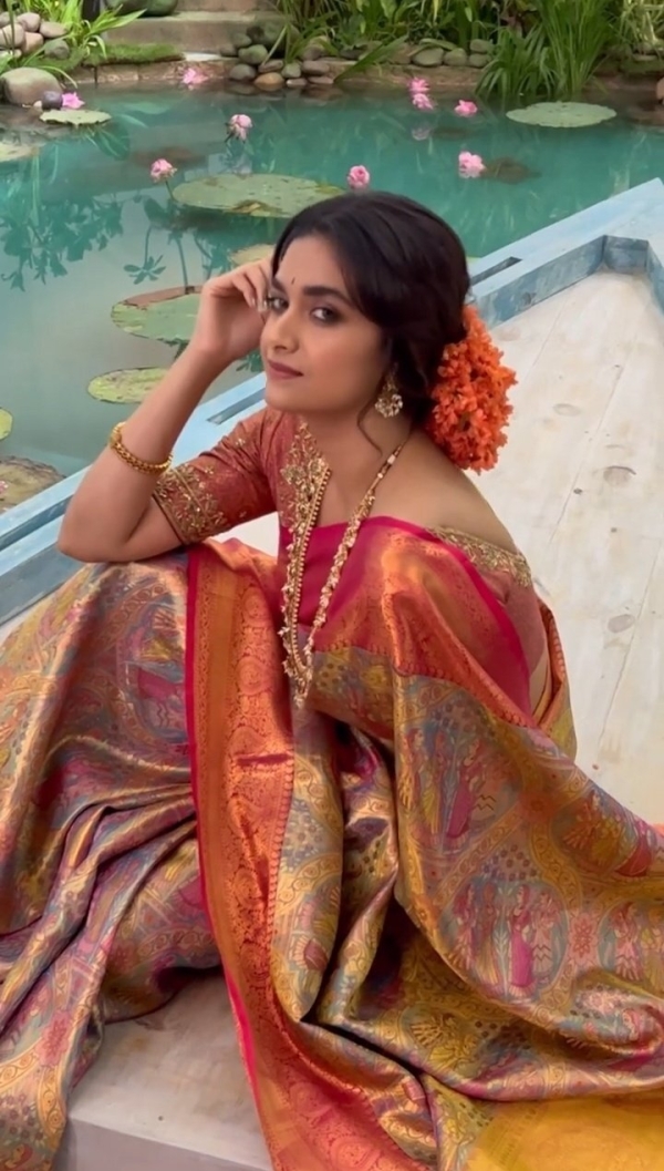 உங்கள பொண்ணு கேட்டு வரட்டுமா? பட்டு சேலையில் பளபளன்னு ஜொலிக்கும் ...