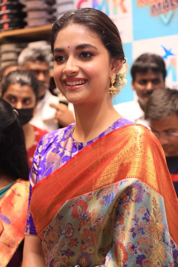 உங்கள பொண்ணு கேட்டு வரட்டுமா? பட்டு சேலையில் பளபளன்னு ஜொலிக்கும் ...