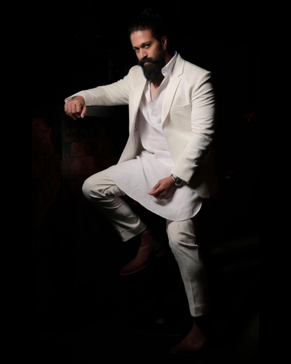 KGF Actor Yash Beard Look Trending And Viral See The Latest Yash Photo ...