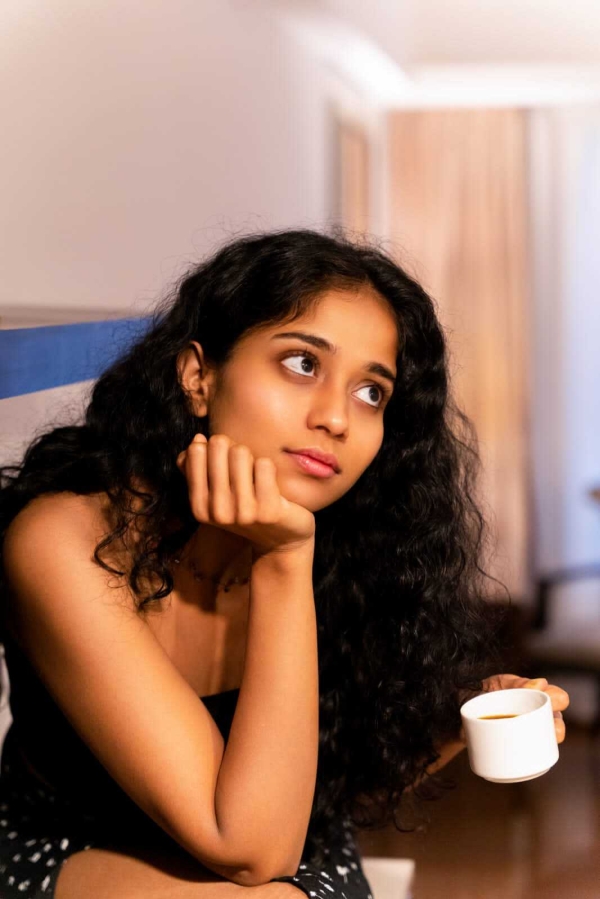 Krisha Kurup గ్లామర్ ట్రీట్‌కు క్లాప్ కొట్టిన క్రిషా కురప్ | Krisha Kurup sizzles in Black Dress ...