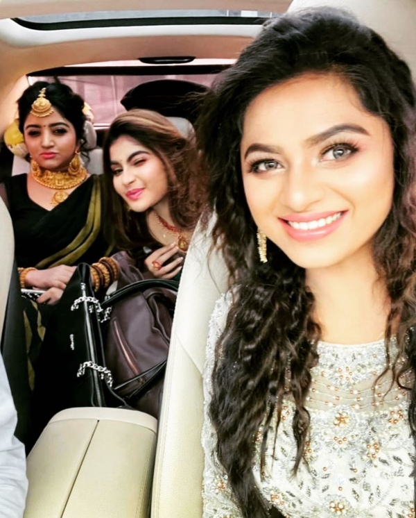 படத்துல நடிக்கிறாருன்னு பார்த்தா தயாரிப்பாளர கல்யாணம் பண்ணிட்டாரே ...