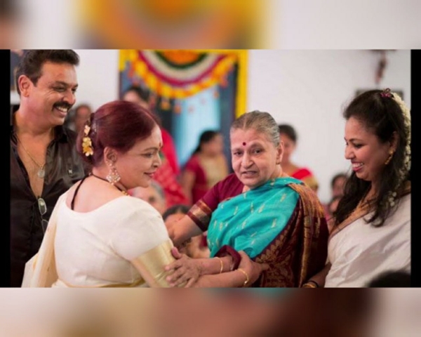 Mahesh Babu Mother ఇందిరా దేవి రేర్ ఫ్యామిలీ ఫొటోస్.. ఎమోషనల్ బాండింగ్! | Mahesh babu mother ...