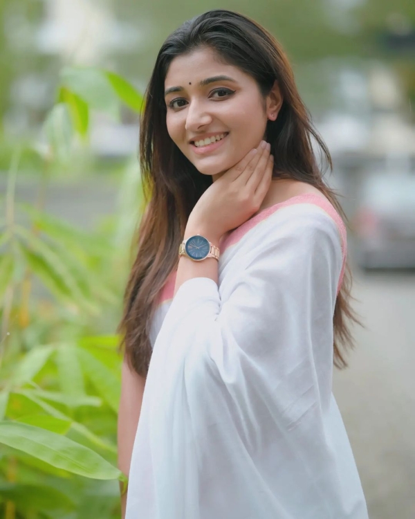 Mirnaa Menon టాలీవుడ్‌కు మరో మలయాళీ భామ.. అల్లరి నరేష్ సరసన మోహన్ లాల్ ...