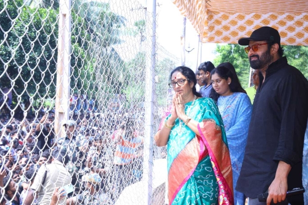 Prabhas and Krishnam Raju's Family Receive an Unprecedented welcome ...
