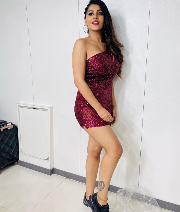 யாஷிகா ஆனந்த் செஞ்சு வச்ச சிலையா இல்ல செங்க மலர் கொடியான்னு இனி ரசிகாஸ் ...