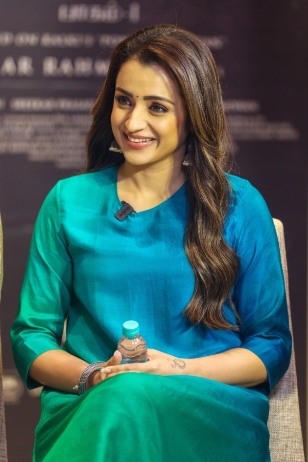 திரும்புற பக்கமெல்லாம் த்ரிஷாவா இருக்காங்களே.. அழகு ஐஸ்வர்யா ராயே ...