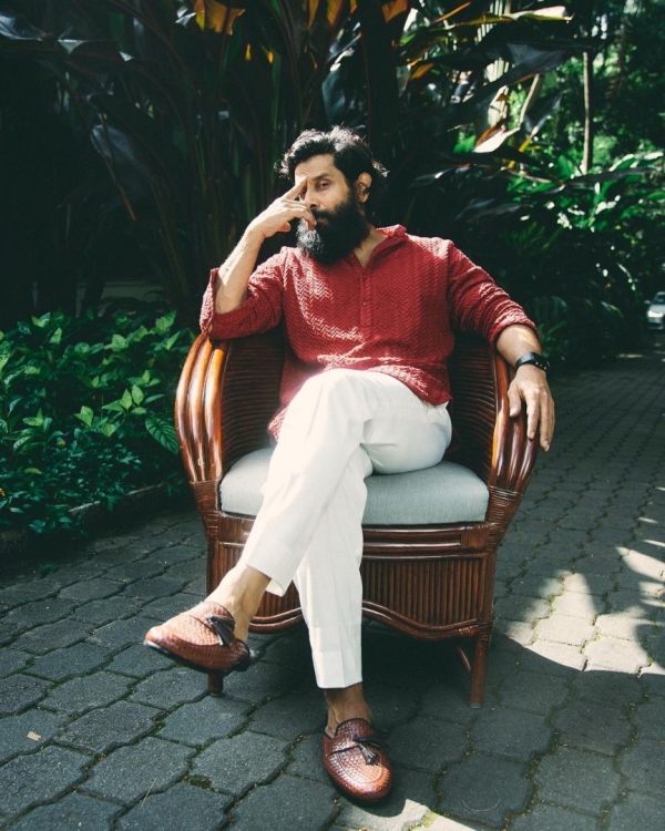 கெத்தாக போஸ் கொடுத்த ஆதித்த கரிகாலன்.. பிரமோஷன் போட்டோஸ்! | Actor ...