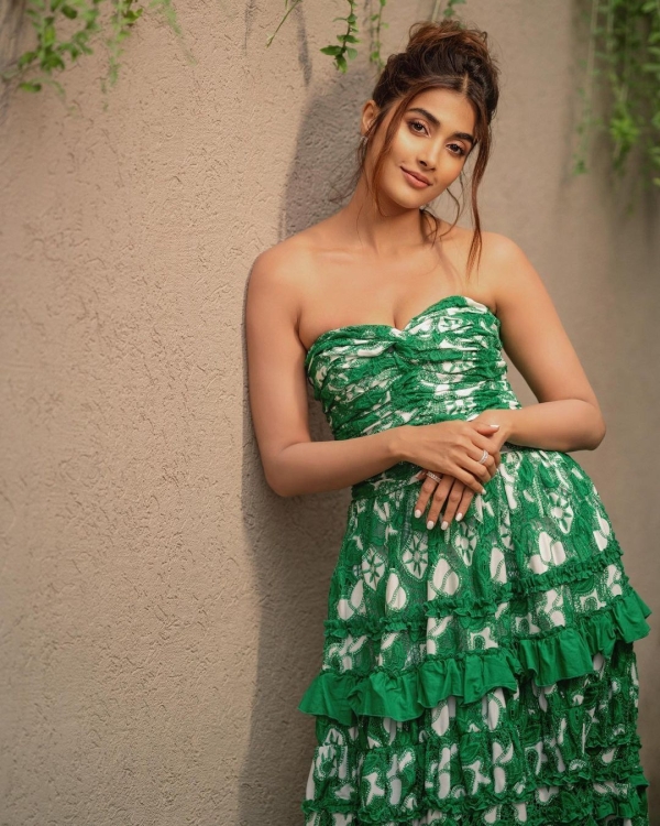 ಚಿನ್ನದ ಬಣ್ಣದ ಗೌನ್‌ನಲ್ಲಿ ಪೂಜಾ ಹೆಗ್ಡೆ ಚಿತ್ರಗಳು | Actress Pooja Hegde ...