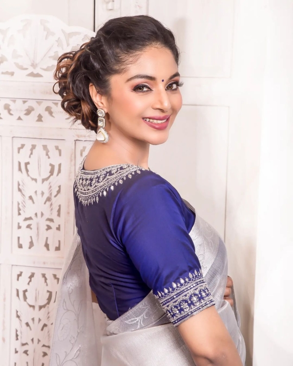 குந்தவையாகவே மாறிய சனம் ஷெட்டி.. ஆச்சர்யத்தில் ரசிகர்கள்! | Actress ...