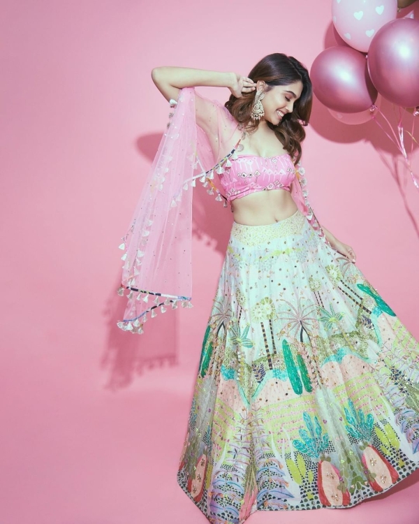 ನಟಿ ಶರ್ವರಿ ವಾಗ್ ಕಲರ್‌ಫುಲ್ ಫೋಟೊಗಳು | Actress Sharvari Wagh Stunning Look ...