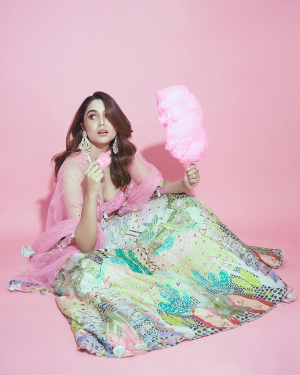 ನಟಿ ಶರ್ವರಿ ವಾಗ್ ಕಲರ್‌ಫುಲ್ ಫೋಟೊಗಳು | Actress Sharvari Wagh Stunning Look ...