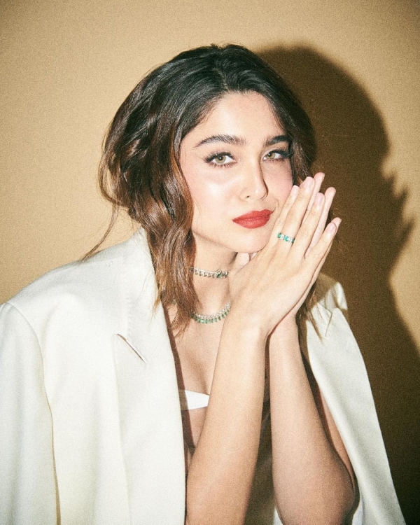 ನಟಿ ಶರ್ವರಿ ವಾಗ್ ಕಲರ್‌ಫುಲ್ ಫೋಟೊಗಳು | Actress Sharvari Wagh Stunning Look ...