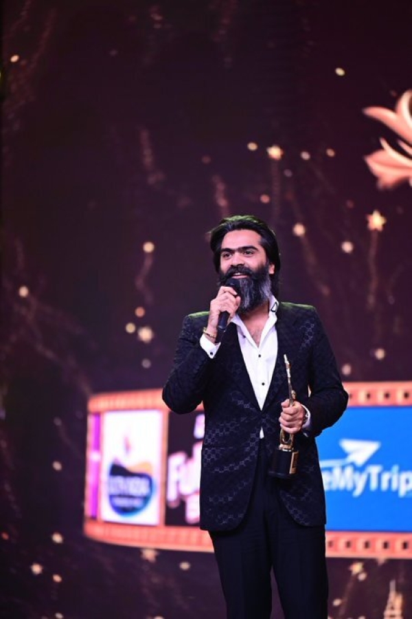 இறுதிக்கட்டத்தில் பத்து தல படப்பிடிப்பு...சிம்புவின் வேற லெவல் செல்ஃபி ...