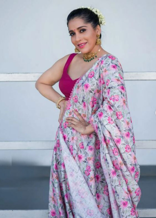 Anchor Rashmi Gautam: అదిరిపోయే ఫోజులతో రష్మీ రచ్చ.. చీరలోనూ సెగలు రేపేలా! | Anchor Rashmi ...