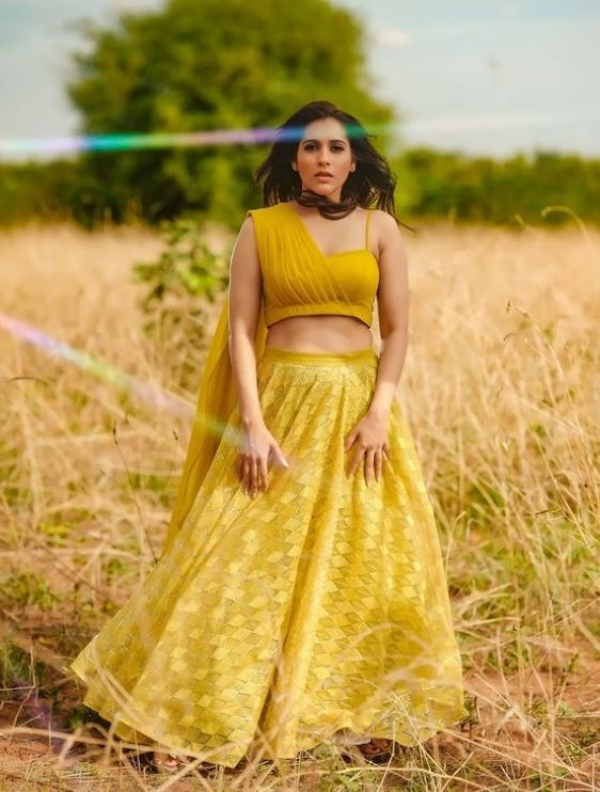 Anchor Rashmi Gautam: అదిరిపోయే ఫోజులతో రష్మీ రచ్చ.. చీరలోనూ సెగలు ...