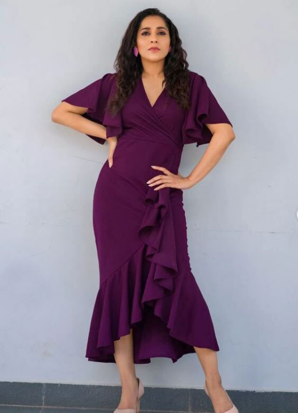 Anchor Rashmi Gautam: అదిరిపోయే ఫోజులతో రష్మీ రచ్చ.. చీరలోనూ సెగలు ...