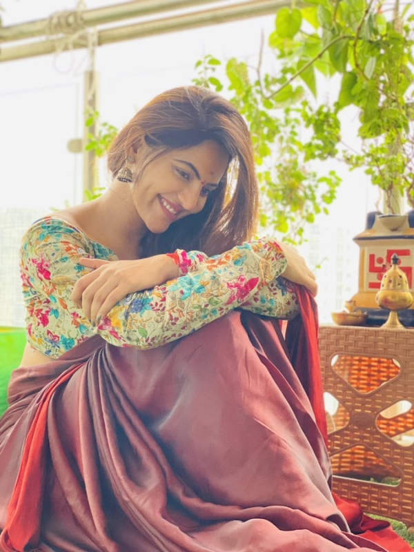 இருக்க இருக்க ட்ரஸ் சைஸ் குறைஞ்சுக்கிட்டே போகுதே.. அதுல்யாவிடம் ...