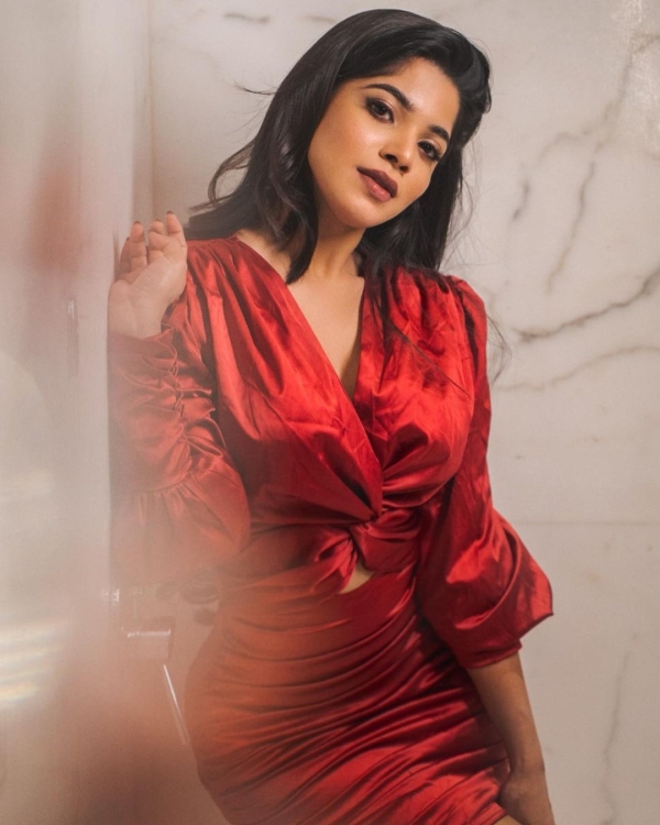 செக்கச் சிவந்த மேனியுடன் சொக்க வைக்கும் பேச்சுலர் நாயகி திவ்யா ...