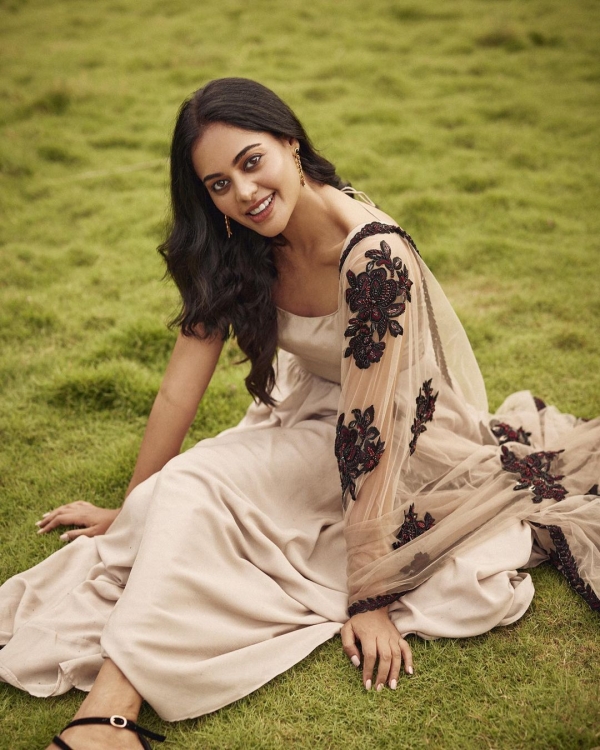 Bindu Madhavi: అదిరే అందాలతో రెచ్చగొడుతోన్న బిందు.. ఆ ఫోజులు చూశారంటే ...