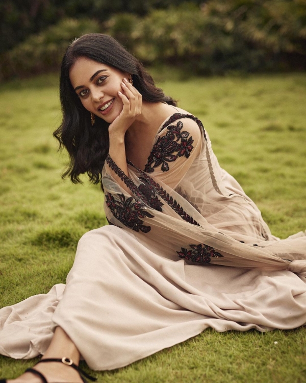 Bindu Madhavi: అదిరే అందాలతో రెచ్చగొడుతోన్న బిందు.. ఆ ఫోజులు చూశారంటే ...