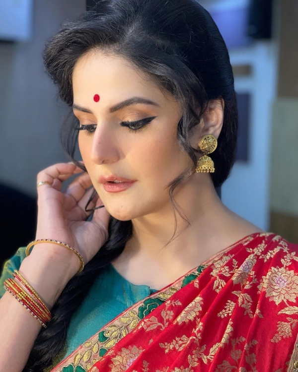 சேலை கட்டிய கவர்ச்சி கட்டுமரமாக ரசிகர்களை உறைய வைக்கும் பாலிவுட் நடிகை ...