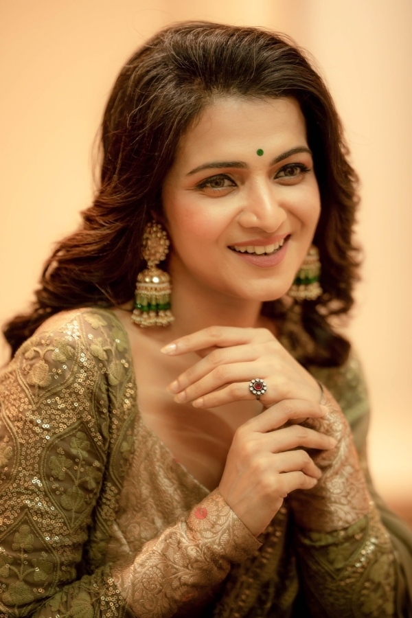 உங்கள பாத்துக்கிட்டே இருக்கலாம் செல்லம்..டிடியின் ஹாட் கிளிக்ஸ்! | divya darshini stunning look ...