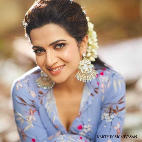 உங்கள பாத்துக்கிட்டே இருக்கலாம் செல்லம்..டிடியின் ஹாட் கிளிக்ஸ்! | divya darshini stunning look ...