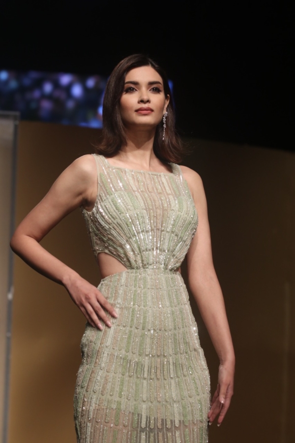 FDCI x Lakmé Fashion Week 2022: Diana Penty Sets The Ramp On Fire As ...
