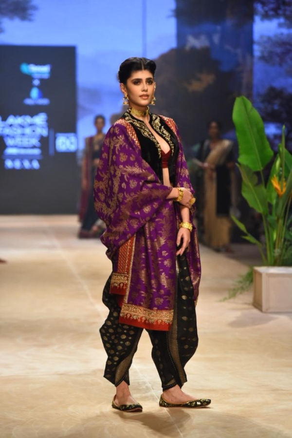 FDCI x Lakmé Fashion Week 2022: Sanjana Sanghi Gives Maharashtrian Look ...