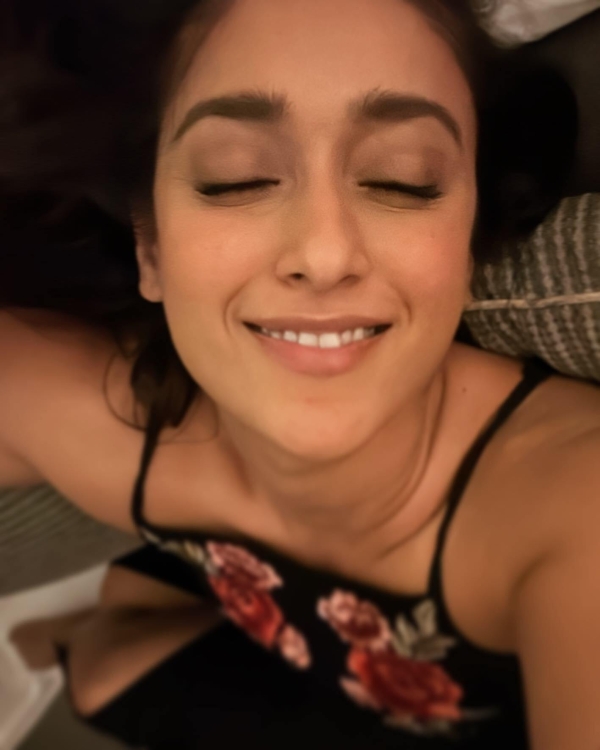 ப்பா.. மஞ்சள் நிற பிகினியில் இப்படியா வந்து நிப்பீங்க.. மனசை ...