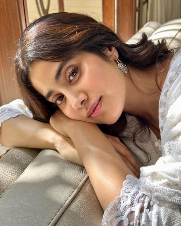 பிங்க் சிட்டியில் பிங்க் ப்யூட்டி.. மிலி பிரமோஷனில் ஜான்வி! | Janhvi kapoor in Jaipur for mili ...