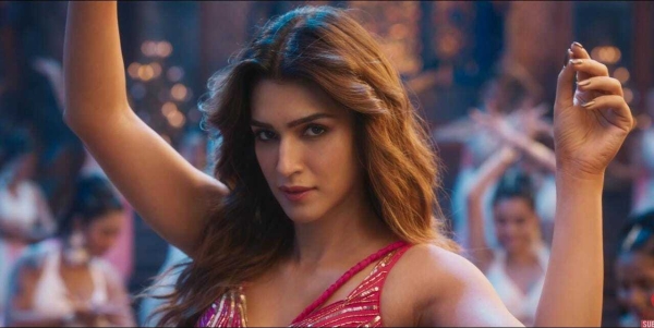 Kritis Sanon is back with some killer Thumkas in Thumkeshwari from Bhediya