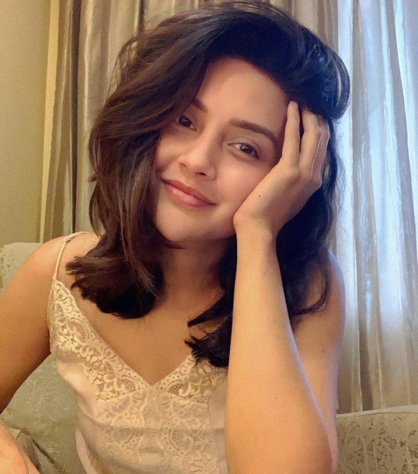 கவர்ச்சி ரூட்டுக்கு மாறும் மஹிமா நம்பியார்.. படவாய்ப்புகளுக்காக புது ரூட்! | Manima nambiar new ...