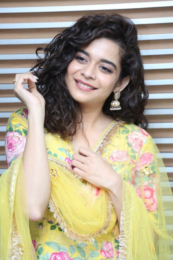 Top 151+ Mithila palkar hd wallpaper - Snkrsvalue.com