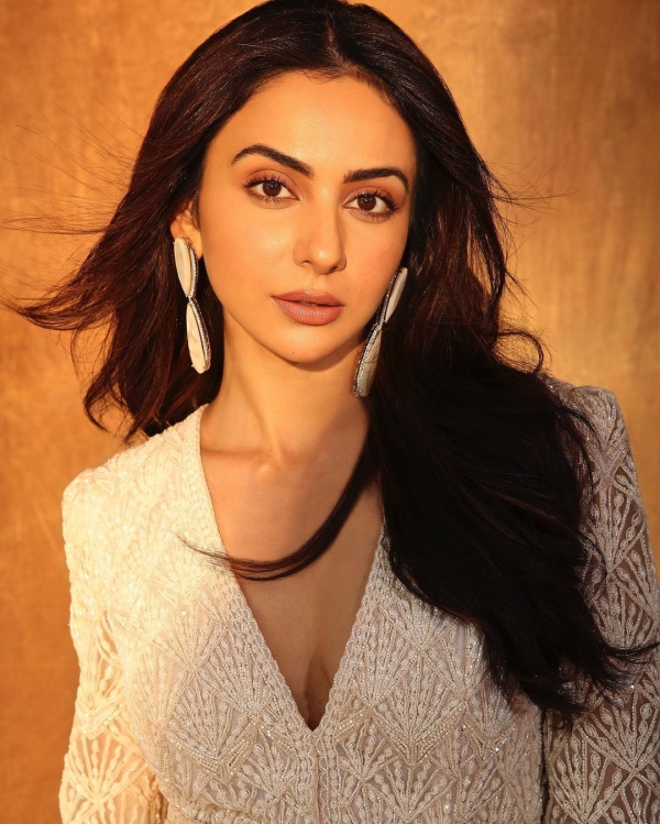 மஞ்சள் நிலவாக ஜொலிக்கும் ரகுல் பிரீத் சிங்.. தீபாவளி ஜொலிப்பு தெரியுதே! | Rakul preet singh new ...