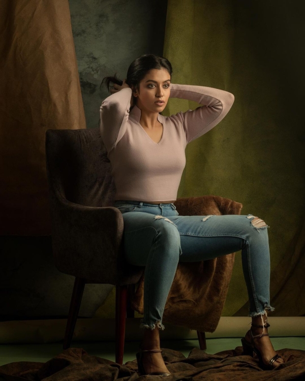 ப்பா.. நம்ம கண்ணம்மா ரோஷினியா இது.. டைட் டாப்பில் மூச்சு முட்ட ...