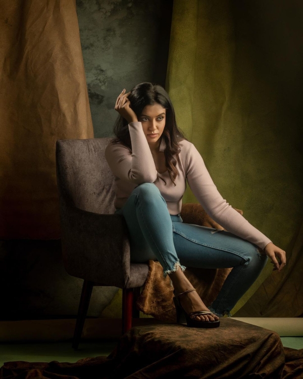 ப்பா.. நம்ம கண்ணம்மா ரோஷினியா இது.. டைட் டாப்பில் மூச்சு முட்ட ...