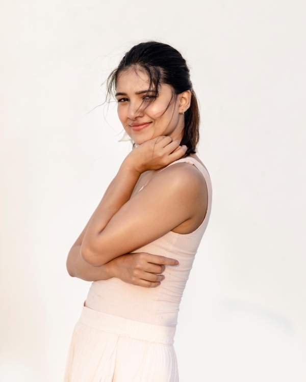 ஒரேயடியாக கவர்ச்சிக்கு தாவிய வாணி போஜன்..குளியலறையில் போட்டோஷூட் ...