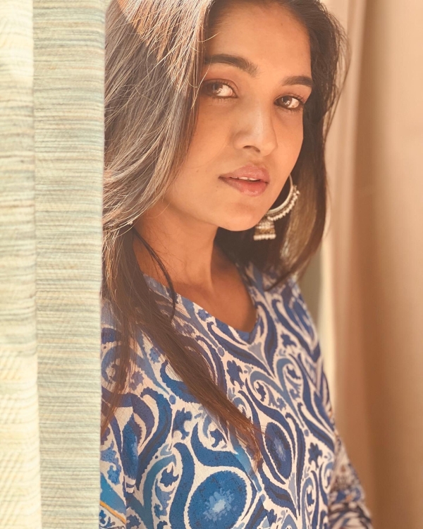 ஒரேயடியாக கவர்ச்சிக்கு தாவிய வாணி போஜன்..குளியலறையில் போட்டோஷூட் ...