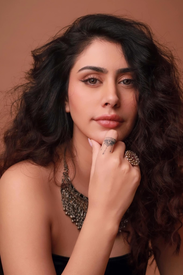 Warina Hussain Photos: Latest HD Images, Pictures, Stills & Pics ...