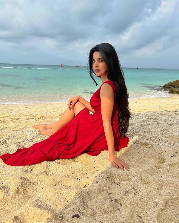 கறுப்பு ஸ்லீவ்லெஸ்... குறுகுறு பார்வை... கிறங்க வைத்த பேச்சுலர் ...