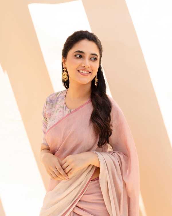 பர்த்டே பேபி பிரியங்கா மோகனின் க்யூட் பிக்ஸ்... ஹோம்லி லுக்கில் செம்ம ...