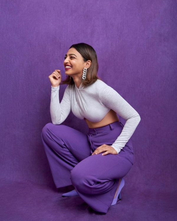 ஸ்டைலா கெத்தா க்ளாமரா ஒரு போட்டோ ஷூட்... ரசிகர்களை ஏங்க வைத்த ராதிகா ...