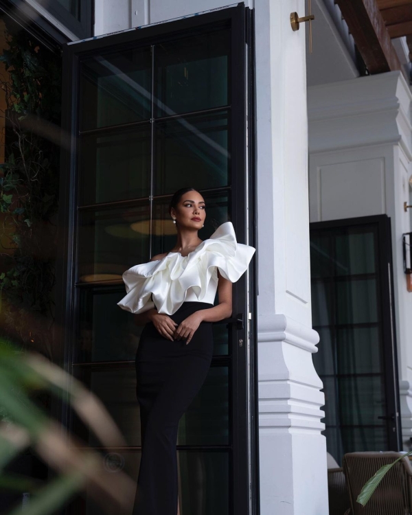 Esha Gupta Photos: अनार वाले फोटोशूट के बाद अब ईशा गुप्ता ने करा लिया ...