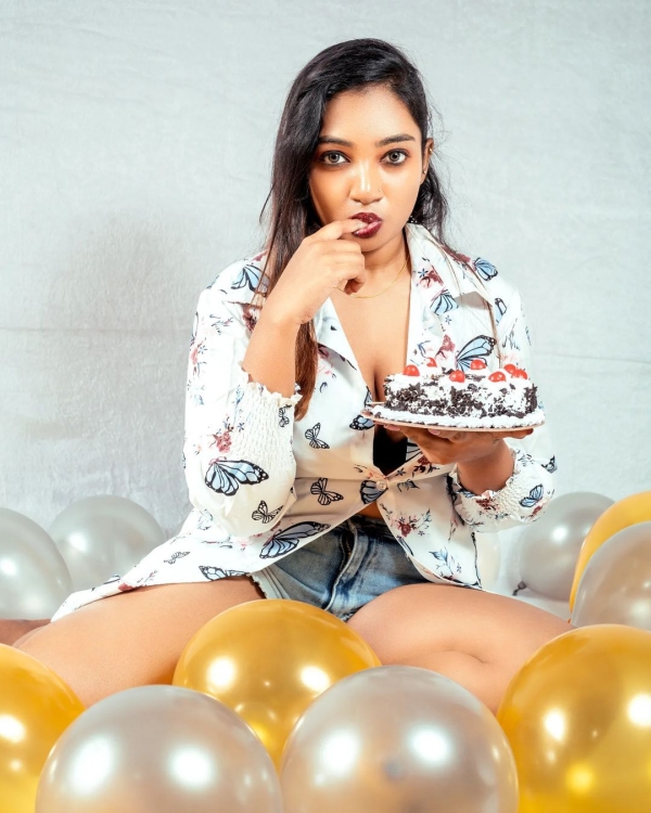 PHOTOS: ஆத்தாடி.. ஹார்ட் பீட்டை எகிற வைக்கும் இன்ஸ்டா மாடல்.. சூர்ய பிரபாவின் நச் க்ளிக்ஸ் ...