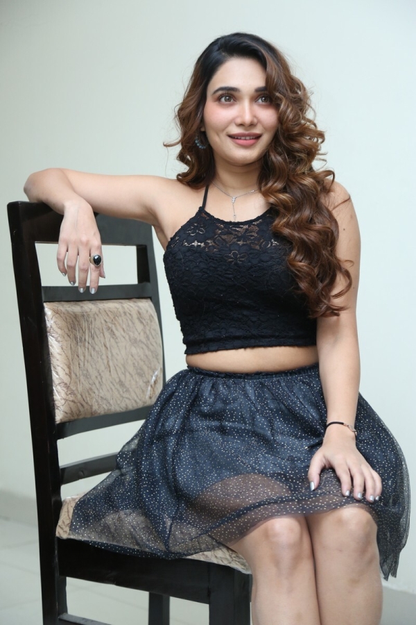 Jennifer Emmanuel బికినిలో అదరగొట్టిన జెన్నీఫర్.. అందరికి నచ్చేలా గర్ల్ ...