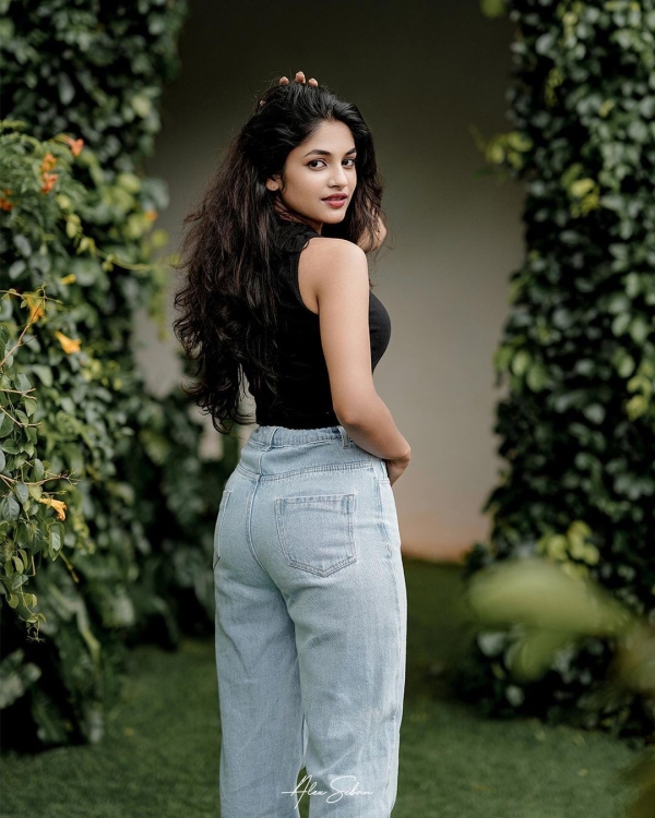 லவ் டுடே நாயகி இவானாவின் கலக்கல் போட்டோ ஷூட்... இனி ஆட்டம் வேற மாதிரி ...