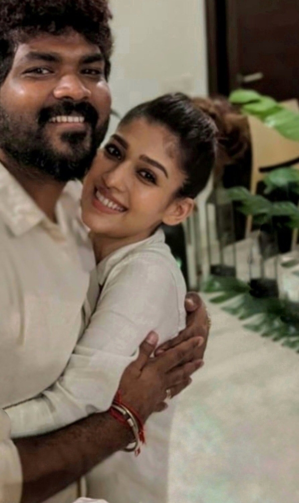 PHOTOS: லேடி சூப்பர்ஸ்டார் இஸ் பேக்.. கணவரை எப்படி கட்டிப்பிடித்து இருக்காரு பாருங்க ...